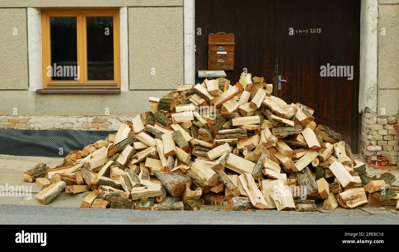 Chopped firewood logs stacked pile hi-res stock photography and images ...