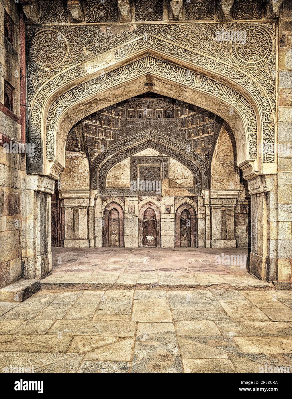 The Mihrab in the central bay of the Quwwat-ul-Islam Mosque Stock Photo ...