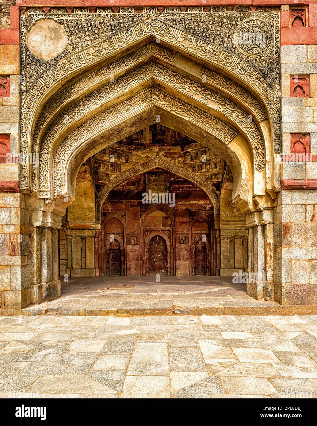 The interior of the Bada Gumbad Mosque Stock Photo - Alamy