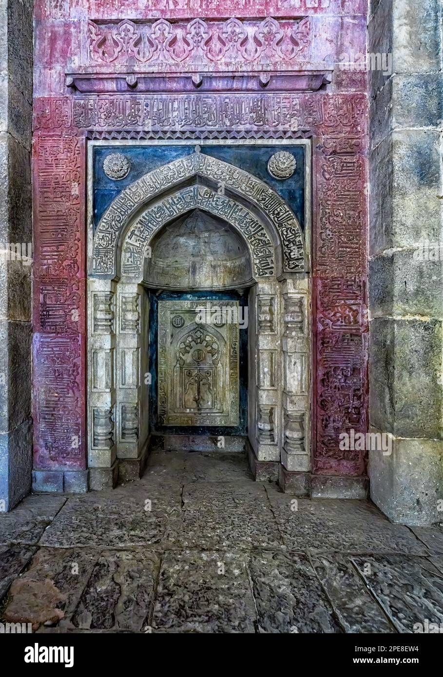 Arabic Calligraphy surrounding the Mihrab inside Isa Khan's Tomb Stock ...