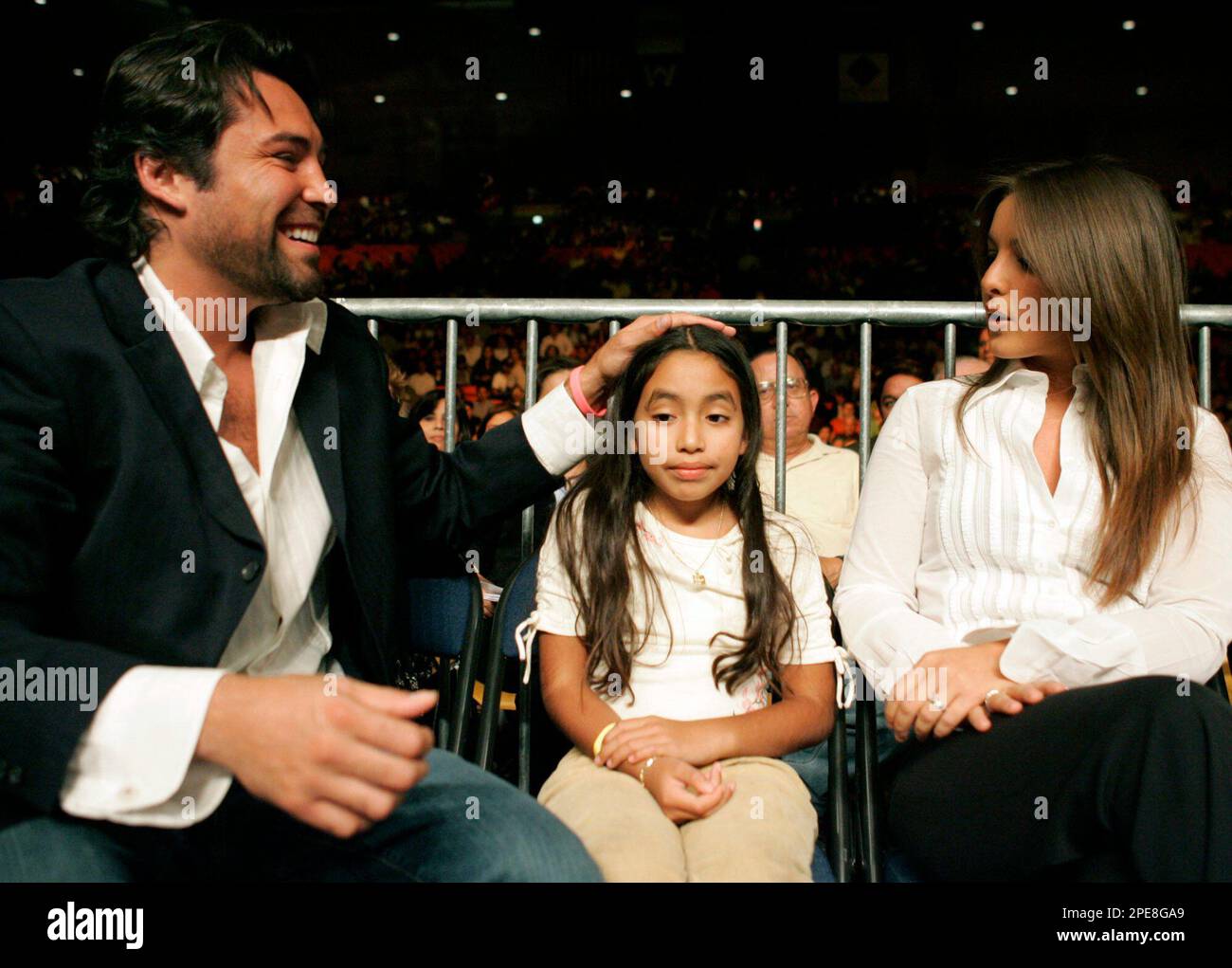 Boxer and promoter Oscar De La Hoya talks with his wife, Puerto Rican ...