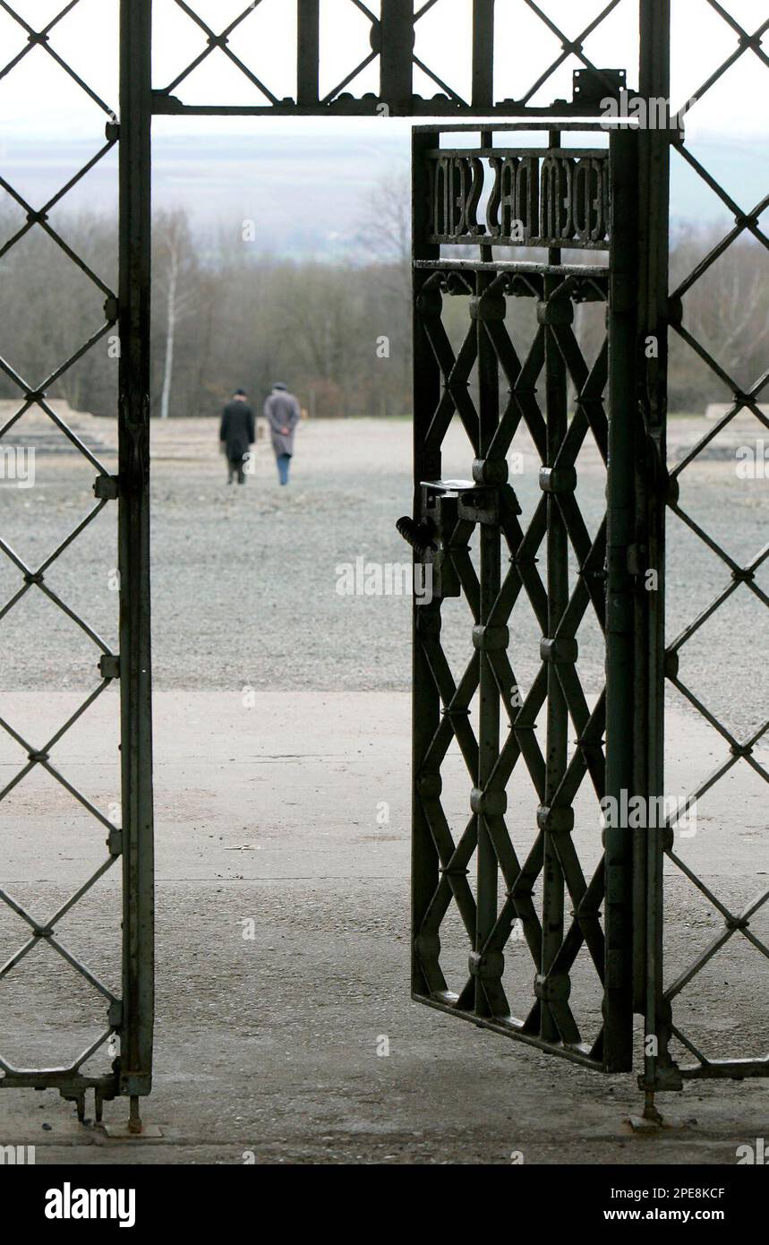 Die ehemaligen russischen Haeftlinge Igor Malkin, 79 Jahre, rechts, und ...