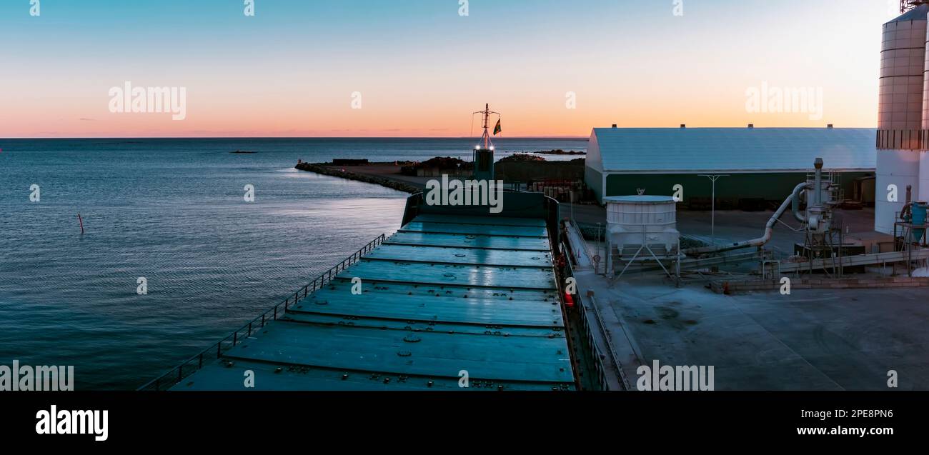 Cargo hatch covers hi-res stock photography and images - Alamy