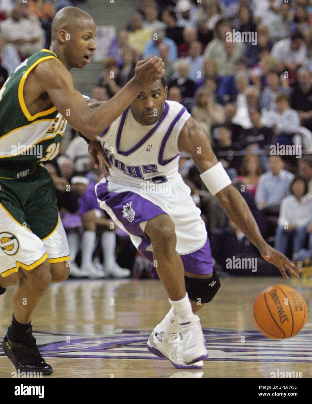 Sacramento Kings guard Cuttino Mobley, right, drives to the basket past ...
