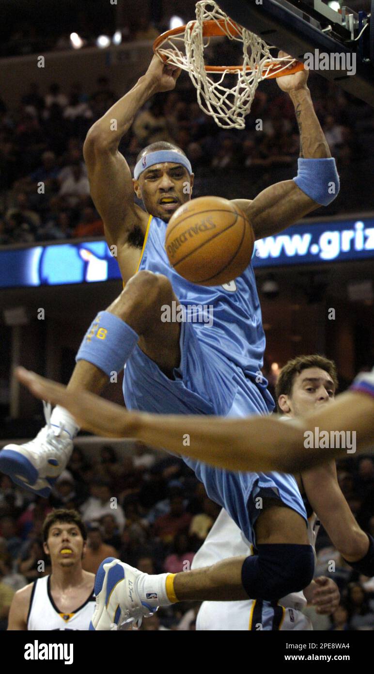 Denver Nuggets' Kenyon Martin dunks over Memphis Grizzlies' Pau Gasol ...