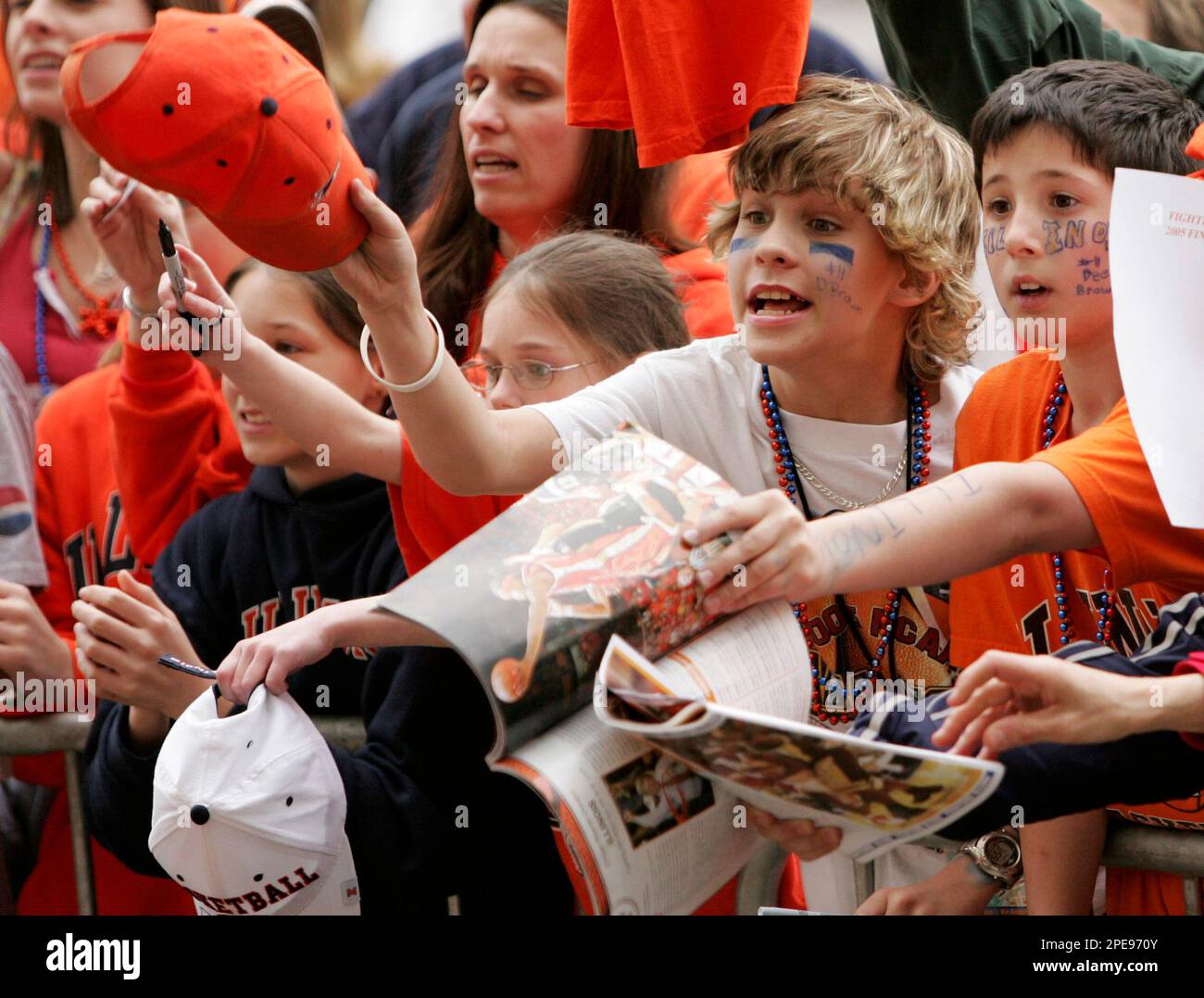 Illinois fans try to get autographs from Illinois players after their ...