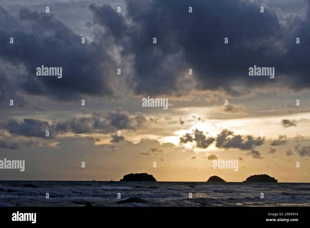 Raging oceanocean hi-res stock photography and images - Alamy