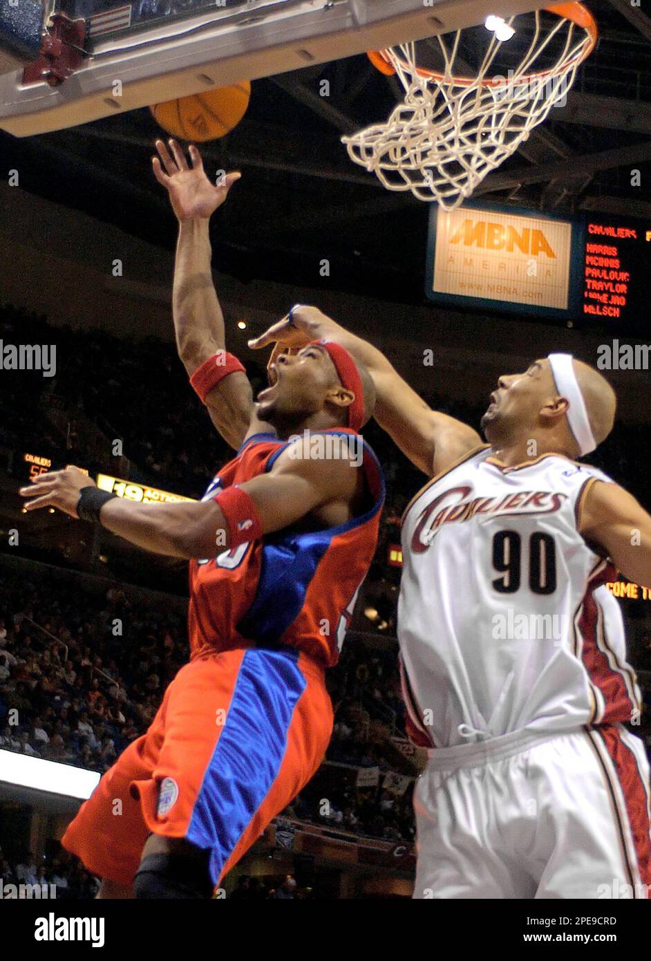 Los Angeles Clippers' Corey Maggette, left, shoots over Cleveland ...