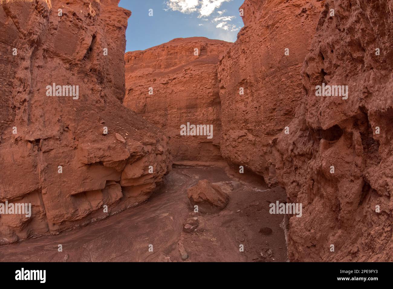 A narrow slot canyon branching off of Paria Canyon at Glen Canyon ...