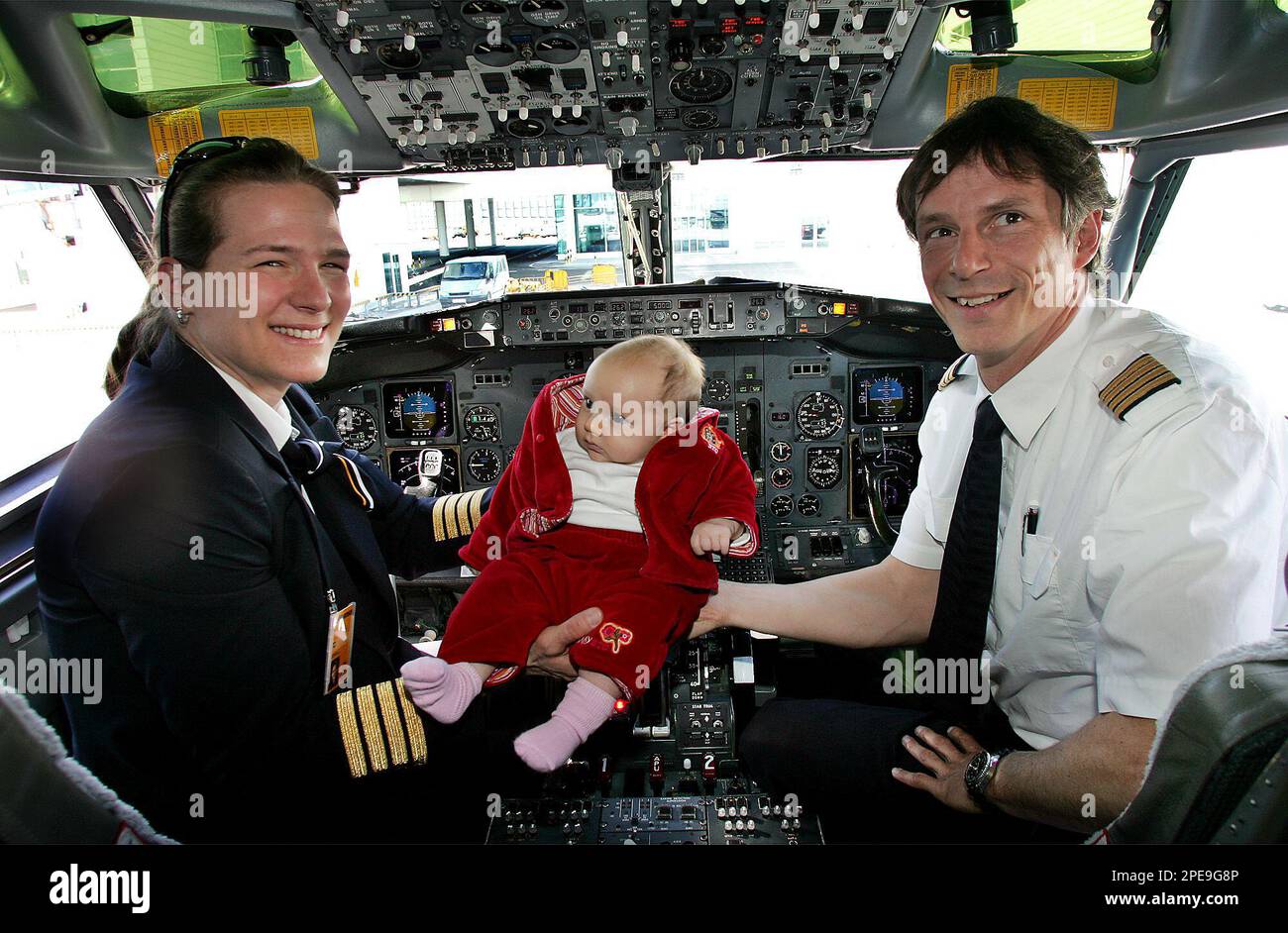 Lufthansa Flugkapitaenin Anke Harst, links, und ihr Mann und Kollege ...