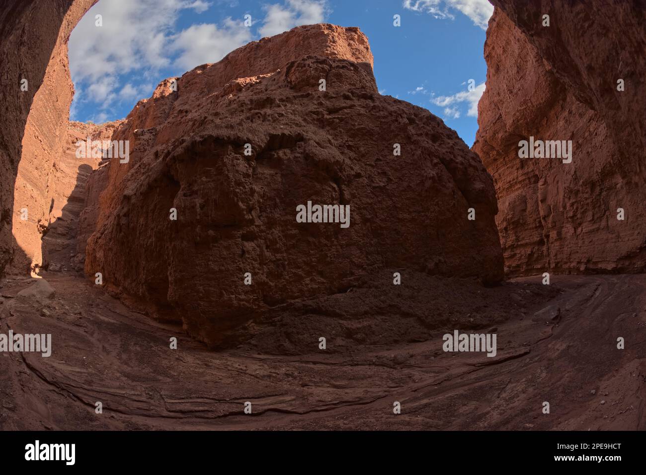 A narrow slot canyon branching off of Paria Canyon at Glen Canyon ...