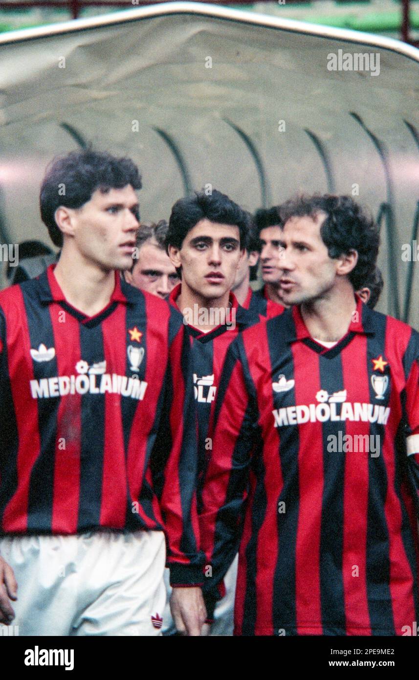 2.12.1990, Milan, Stadio Giuseppe Meazza, Serie A: Milan - Lecce, Marco Van Basten (left) talks ...