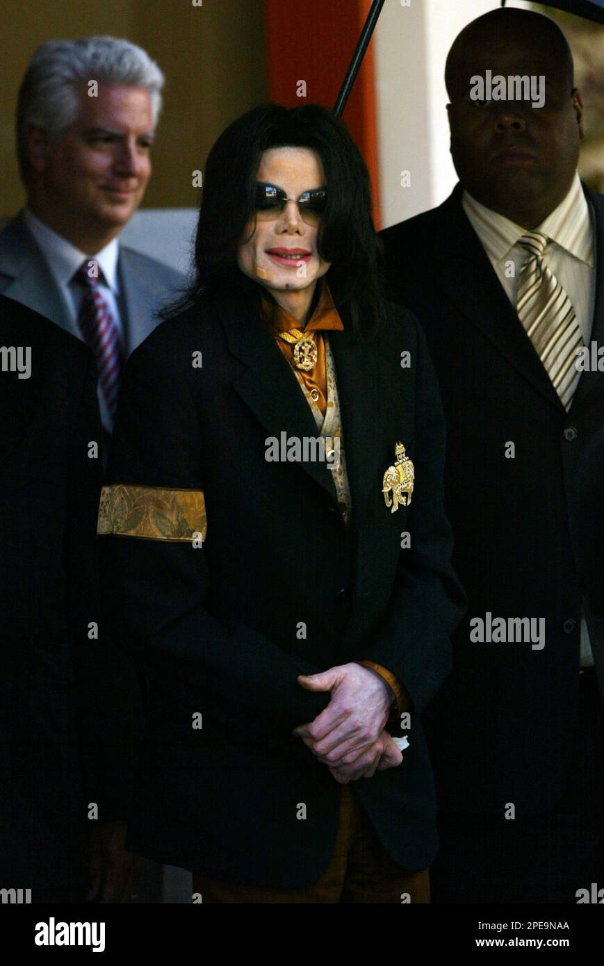 US pop star Michael Jackson (C) exits the Santa Barbara County ...