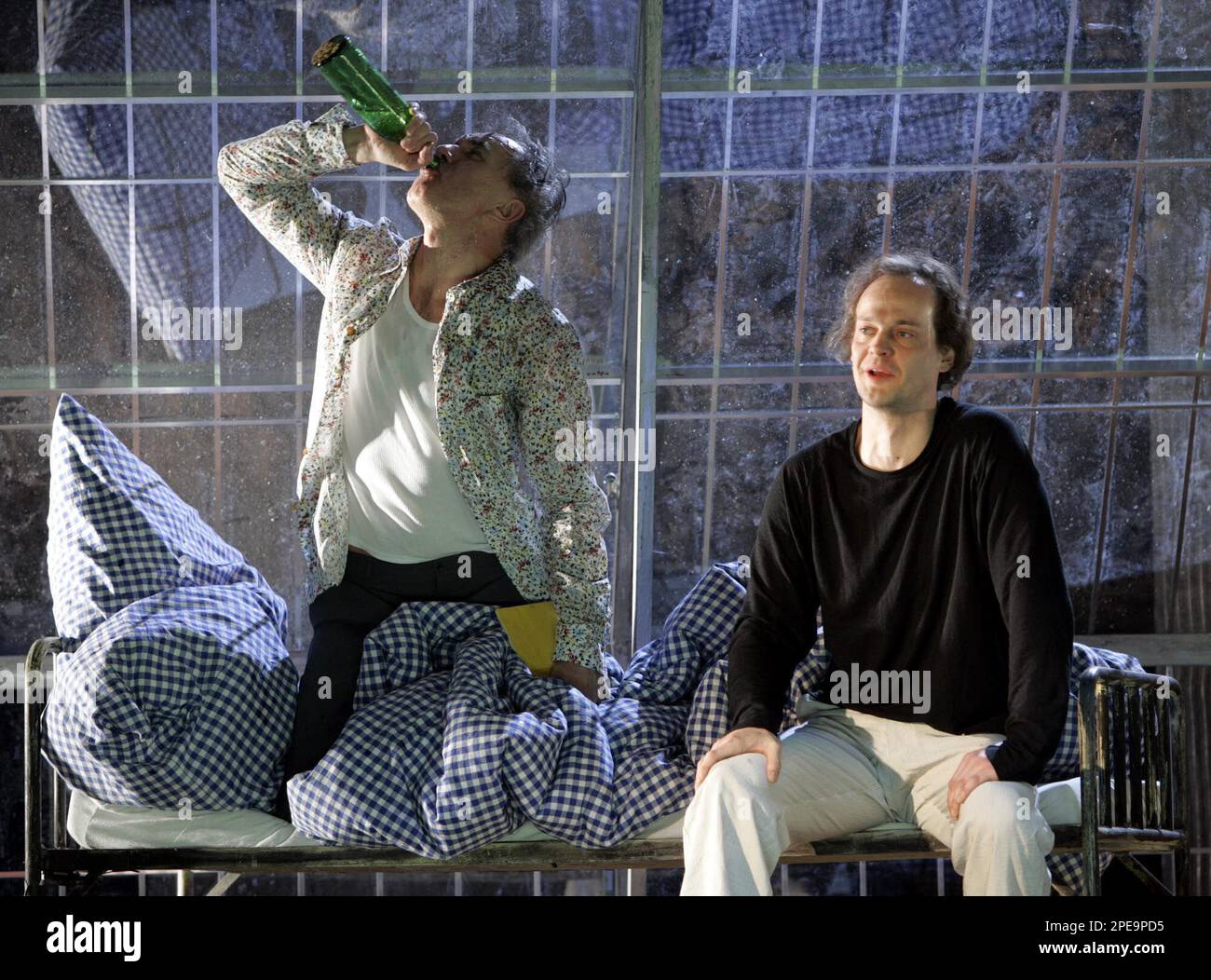 Johannes Terne in der Rolle des Vermieters und Dietmar Koenig als Harry ...