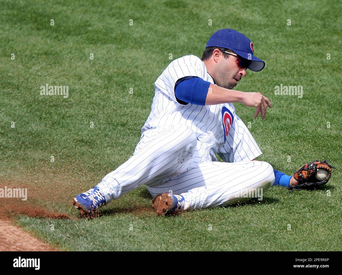 Chicago Cubs second baseman Todd Walker slides to his left to make a ...