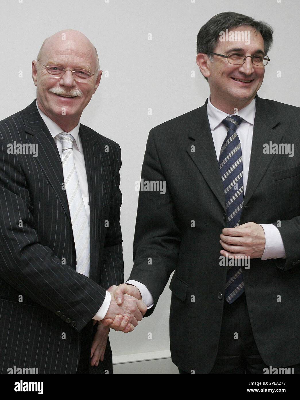 German Defense Minister Peter Struck, left, and his Bosnian counterpart ...