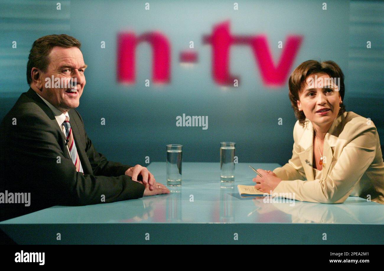 Die TV-Moderatorin Sandra Maischberger, rechts, vor ihrer 1000. Sendung ...