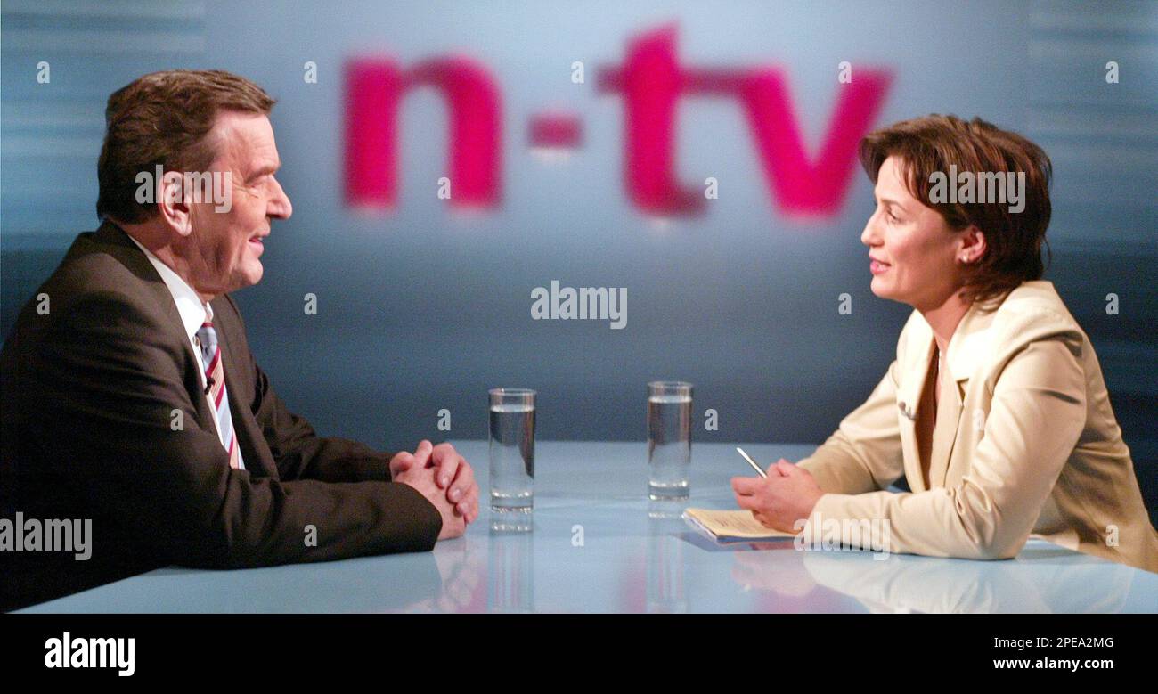 Die TV-Moderatorin Sandra Maischberger, rechts, vor ihrer 1000. Sendung ...