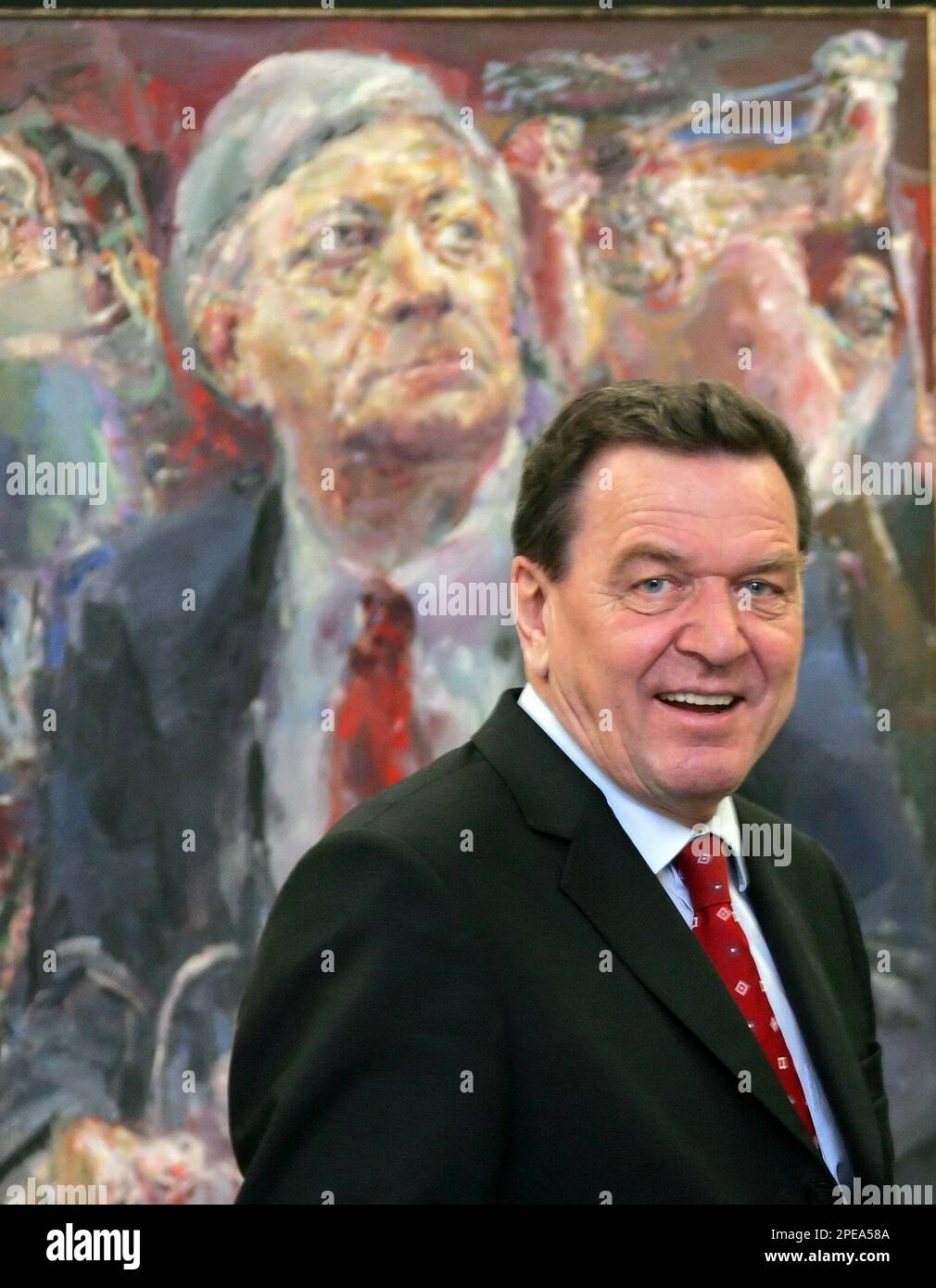 Bundeskanzler Gerhard Schroeder steht vor dem Gemaelde "Atelierbesuch ...