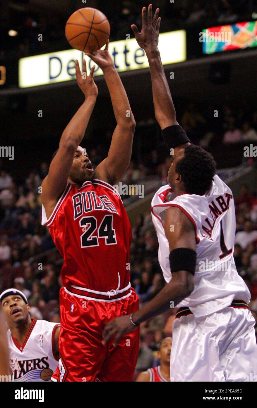 Chicago Bulls' Othella Harrington (24) shoots over Philadelphia 76ers ...