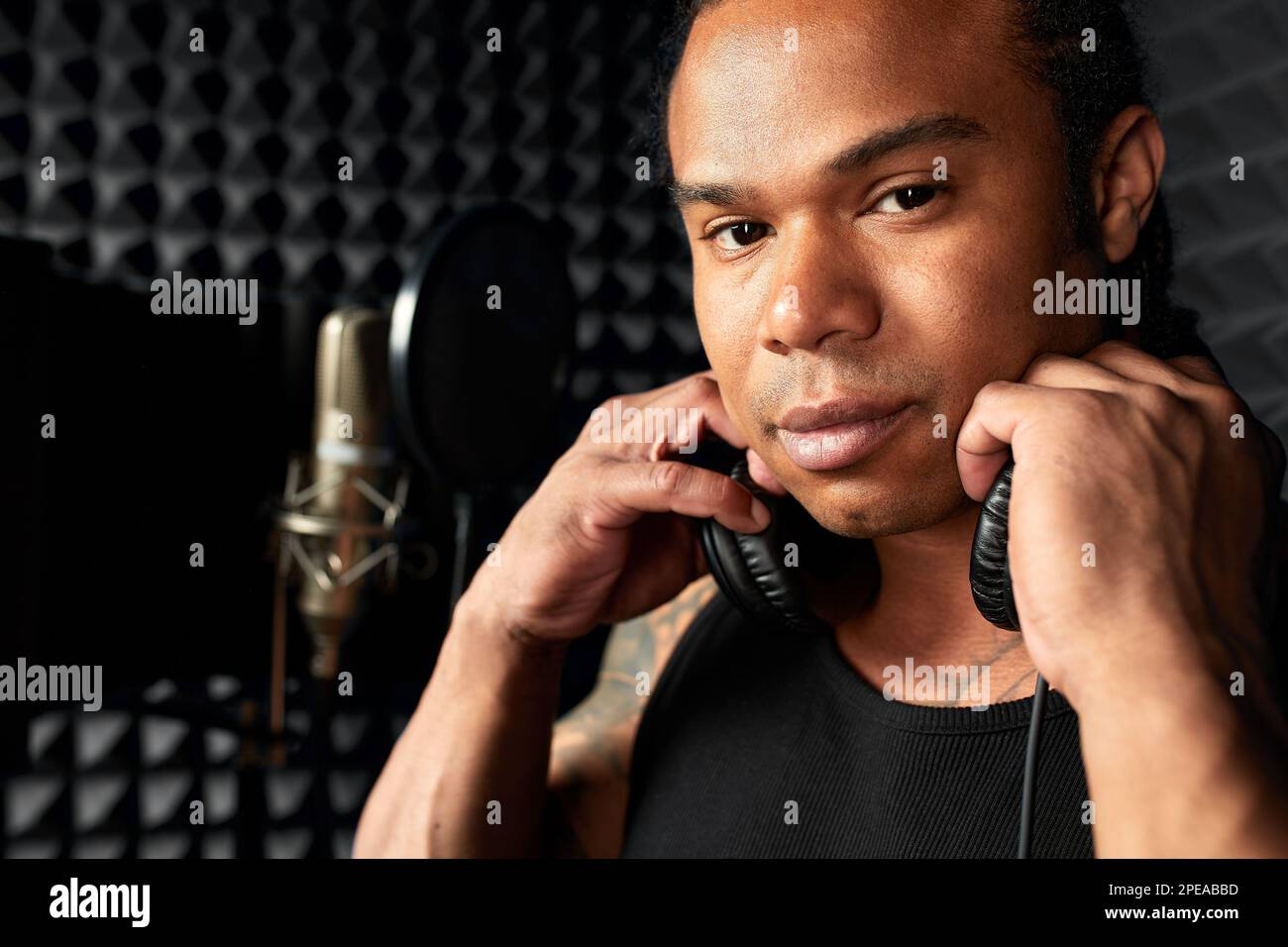 Rapper with microphone close up hi-res stock photography and images - Alamy