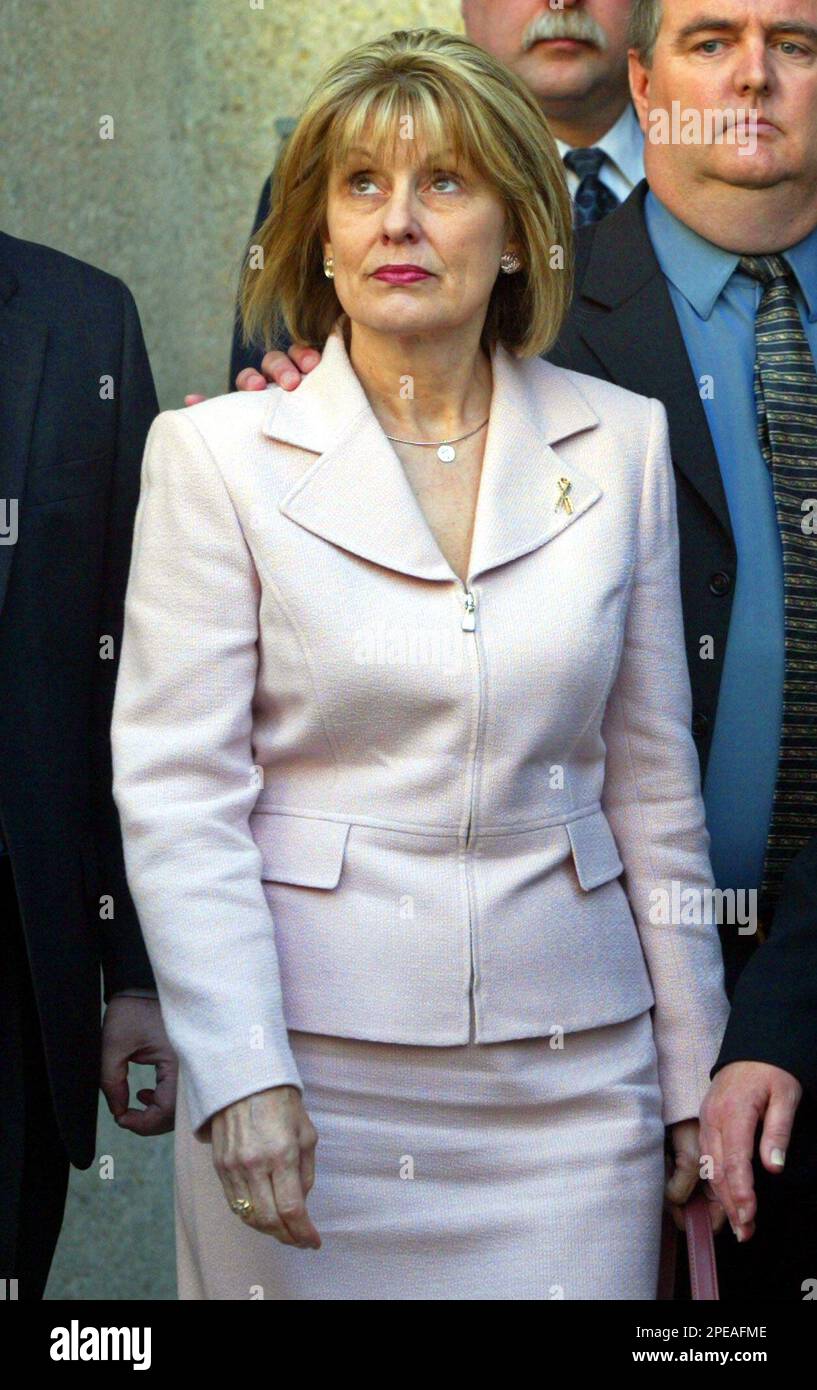 Sharon Rocha, Laci Peterson's mother, walks out to stand with her ...