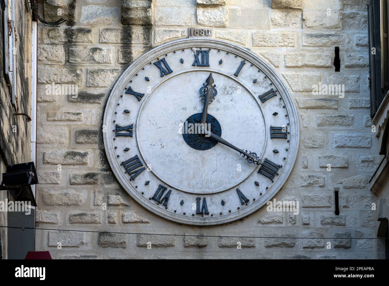 Big clock on building hi-res stock photography and images - Alamy
