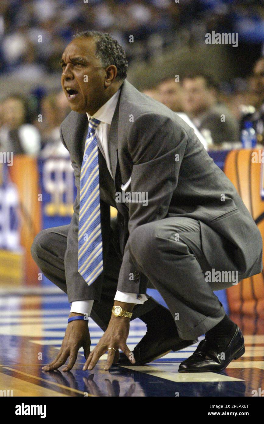 Kentucky coach Tubby Smith yells instructions to his team during their ...