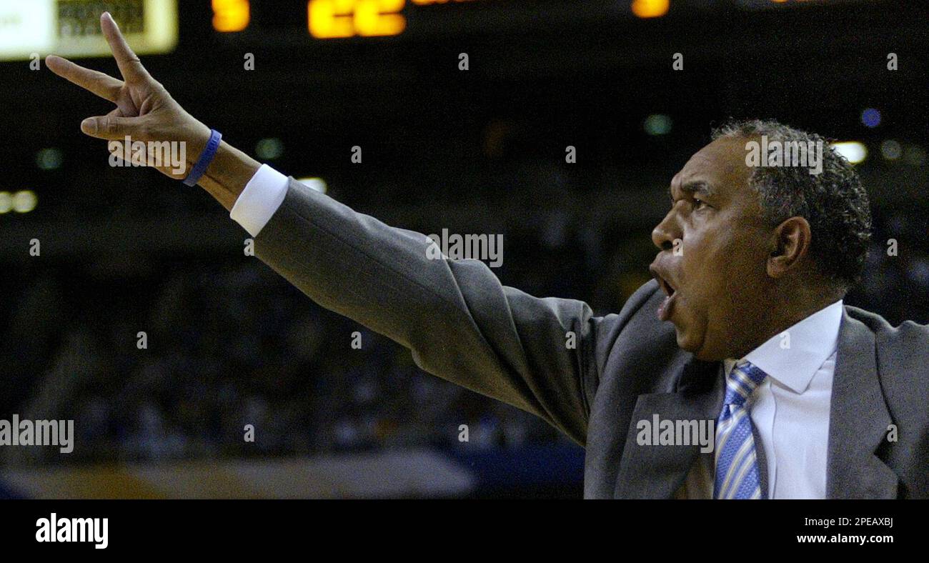 Kentucky coach Tubby Smith yells instructions to his team during their ...