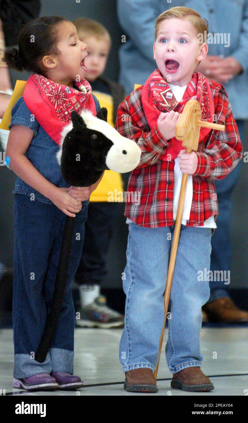 T.G. Givens Elementary students Reece Johnson, right, and Raven Sims ...