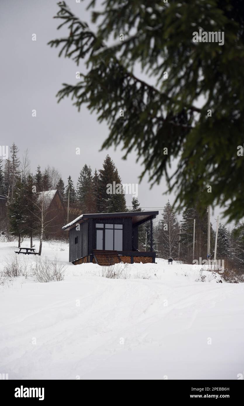 Modern log cabin exterior hi-res stock photography and images - Alamy