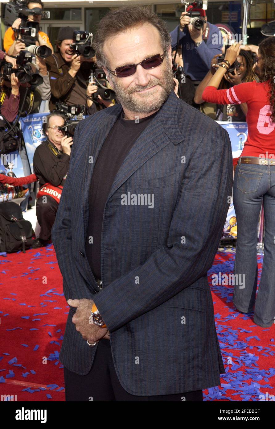 Actor Robin Williams arrives at the premiere of "Robots" in the ...