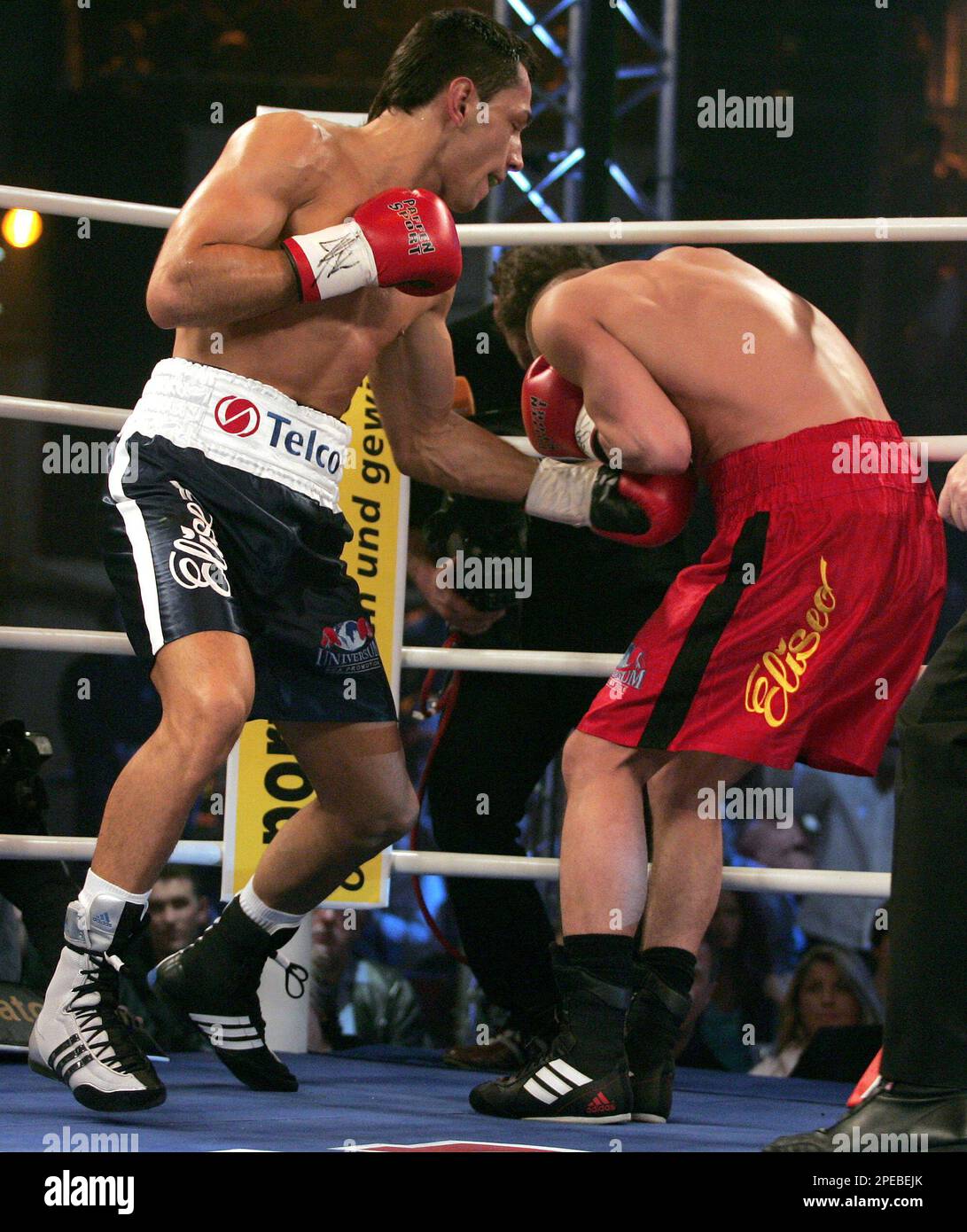 Der deutsche Boxer Felix Sturm, links, schlaegt am Samstag, 5. Maerz 2005, in der Wilhelm ...