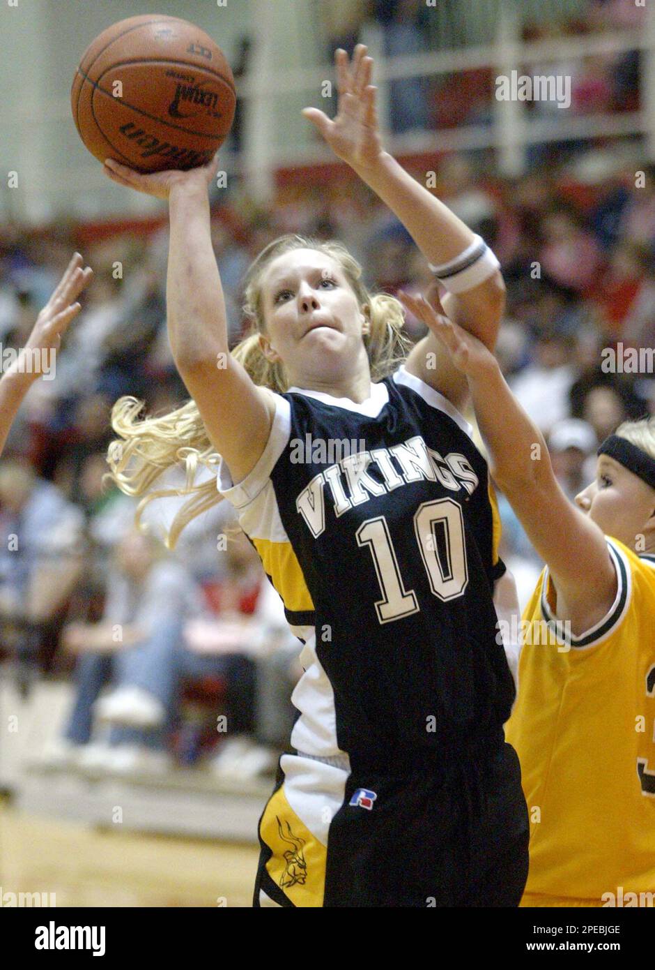 Guernsey's Sarah Conner shoots over a Farson defender during the Class ...