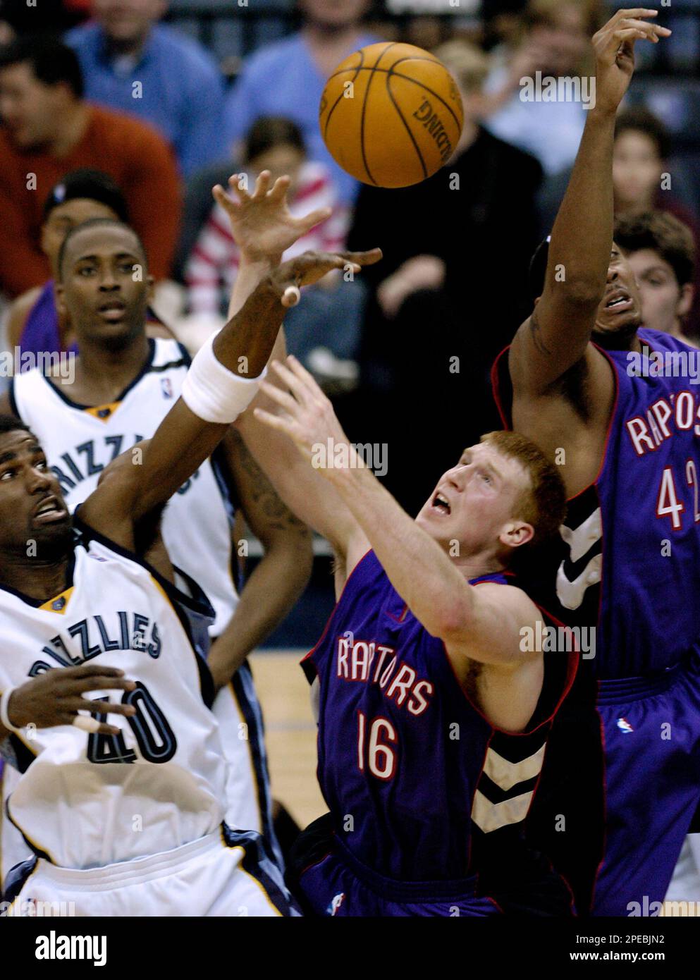 Memphis Grizzlies' Ryan Humphrey (40) fights for a rebound against ...