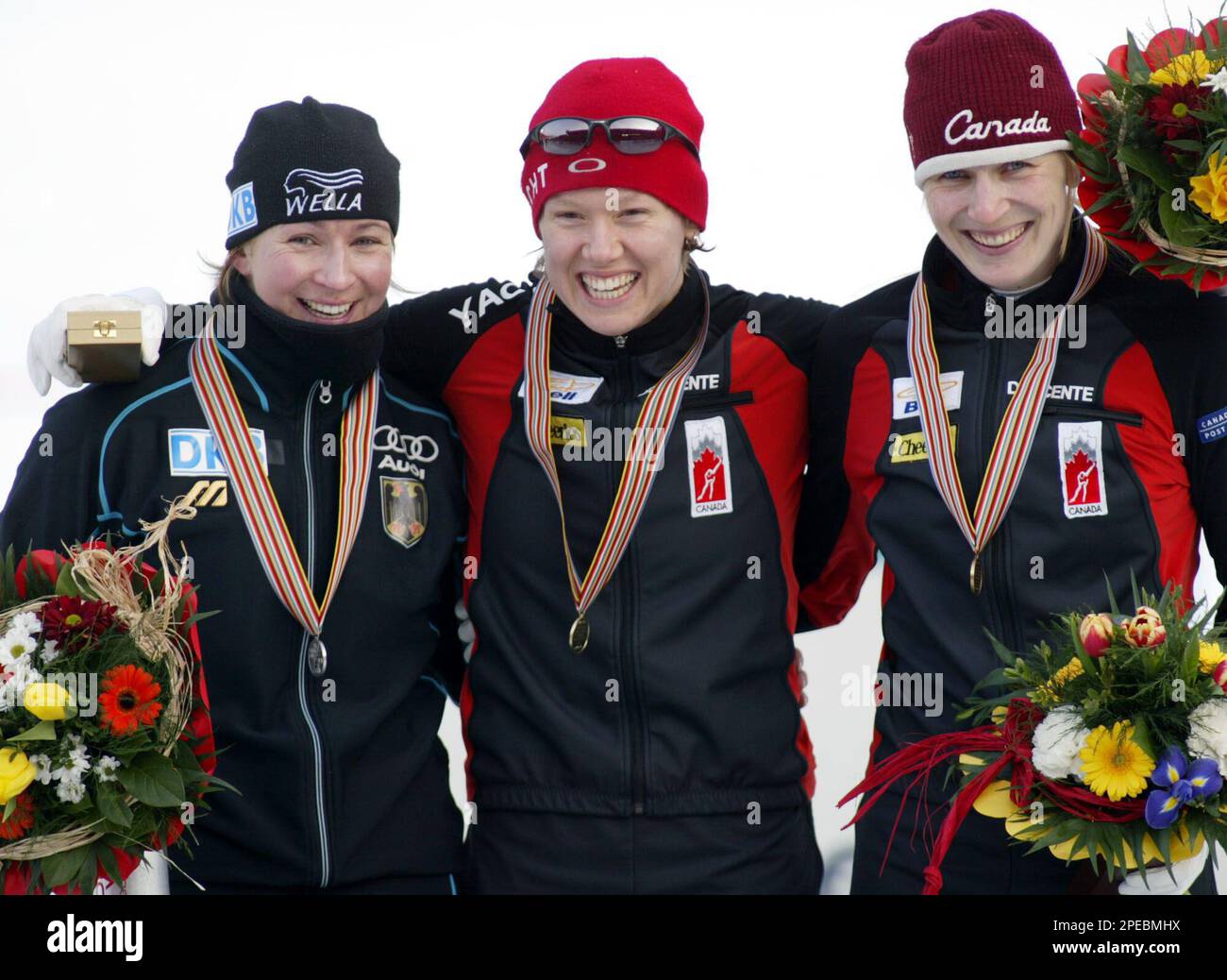 Die Eisschnelllaeuferinnen Claudia Pechstein aus Deutschland, und die ...