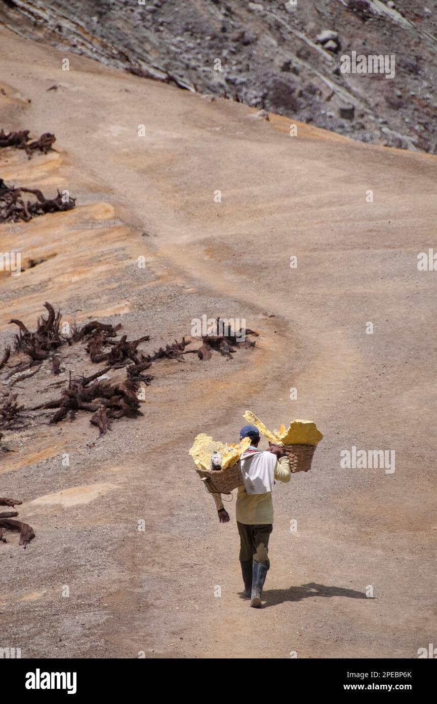 Sulfur block hi-res stock photography and images - Alamy