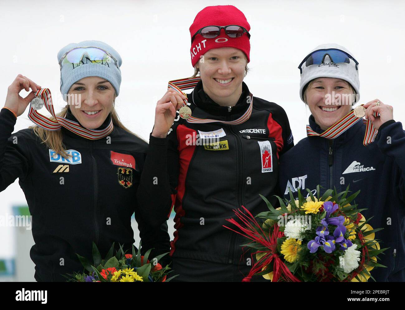 Die Deutsche Anni Friesinger, Silber, links, die Kanadierin Cindy ...