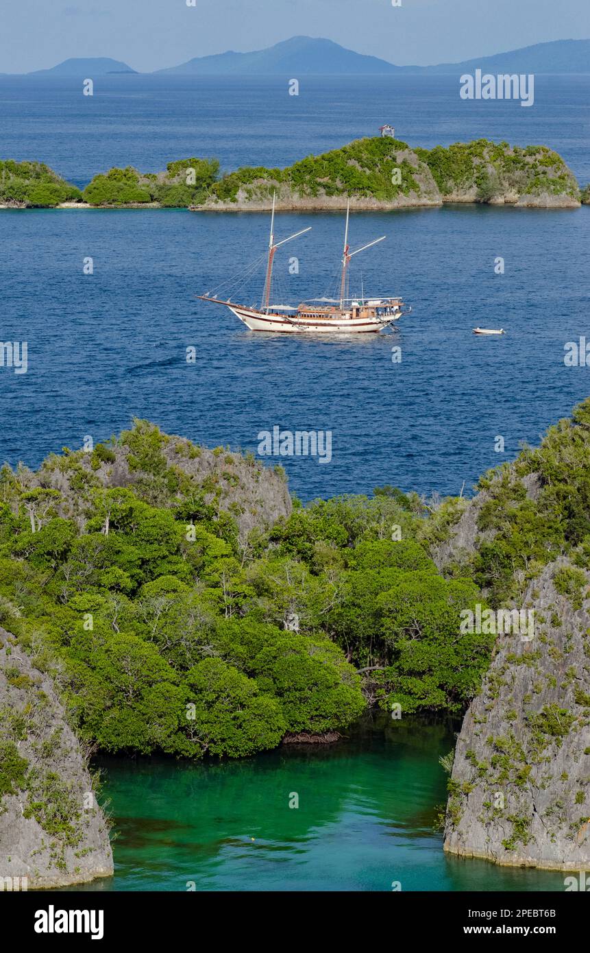 Diving liveaboard boat, Pianemo Viewpoint, Pianemo Island, near Waigeo ...