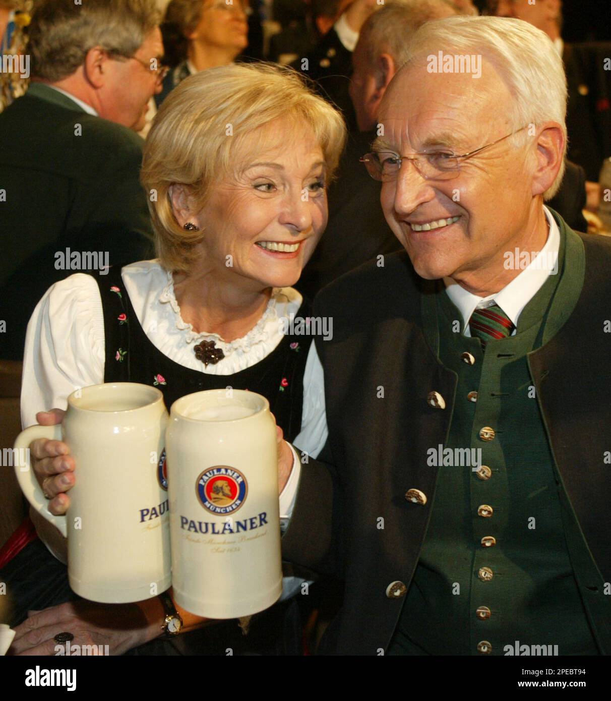 Mit einer frischen Mass Starkbier stossen Bayerns Ministerpraesident ...