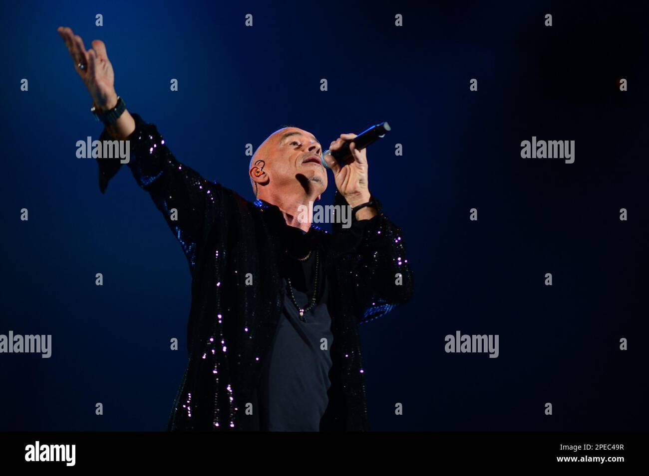 Italian singer Eros Ramazzotti singing during "Battito Infinito world ...