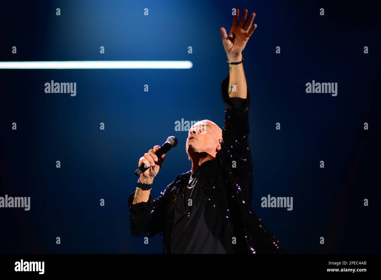 Italian singer Eros Ramazzotti singing during "Battito Infinito world ...