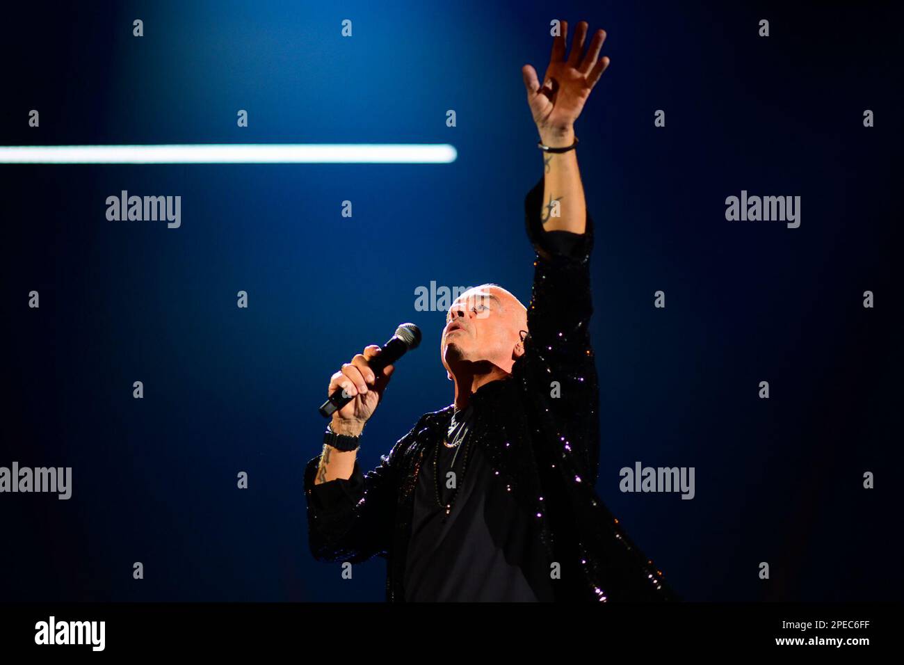 Italian singer Eros Ramazzotti singing during "Battito Infinito world ...