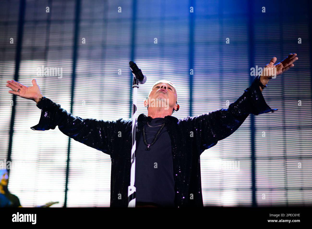 Italian singer Eros Ramazzotti singing during "Battito Infinito world ...