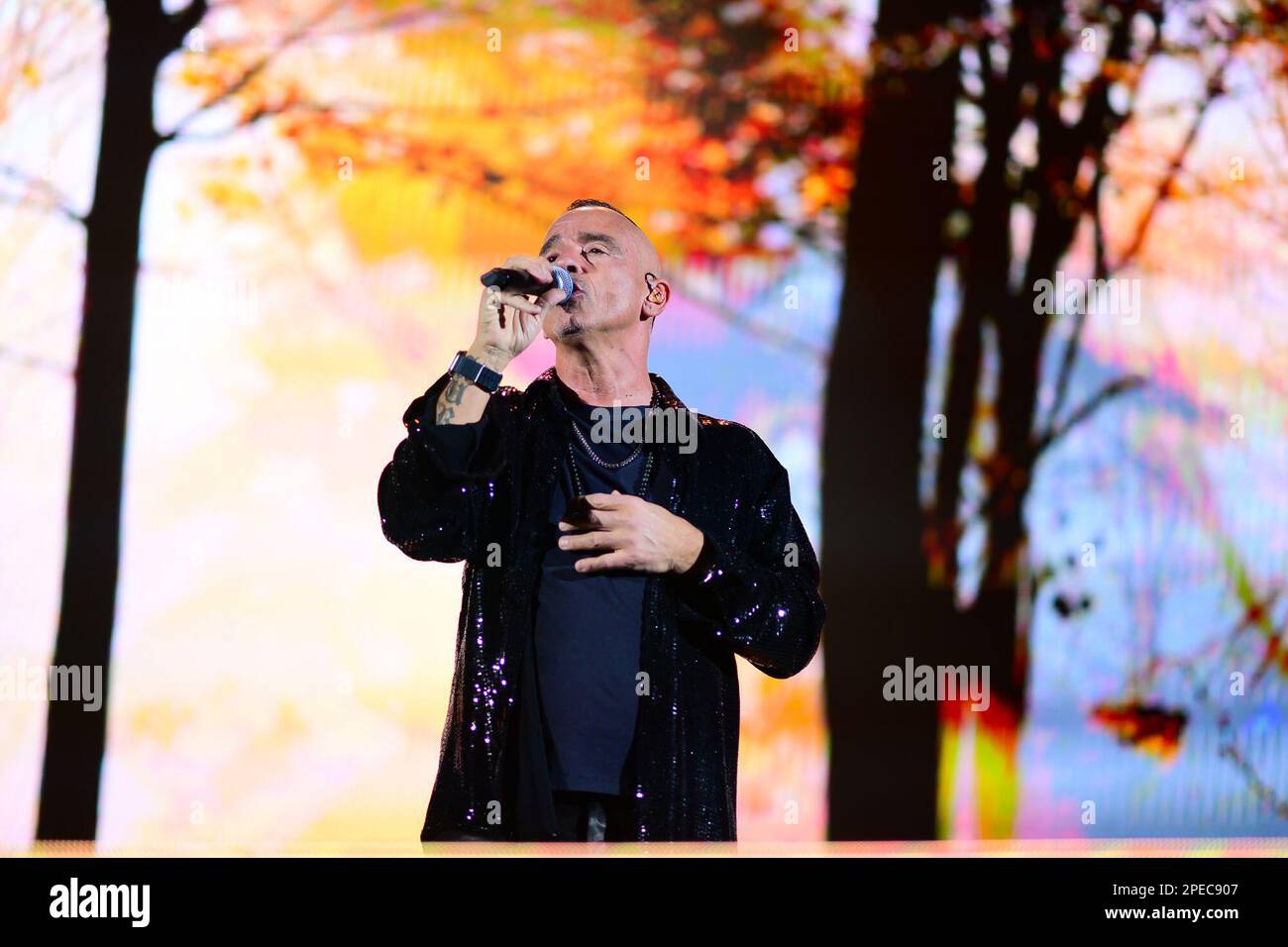 Italian singer Eros Ramazzotti singing during "Battito Infinito world ...