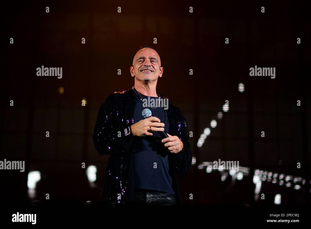 Italian singer Eros Ramazzotti singing during "Battito Infinito world ...