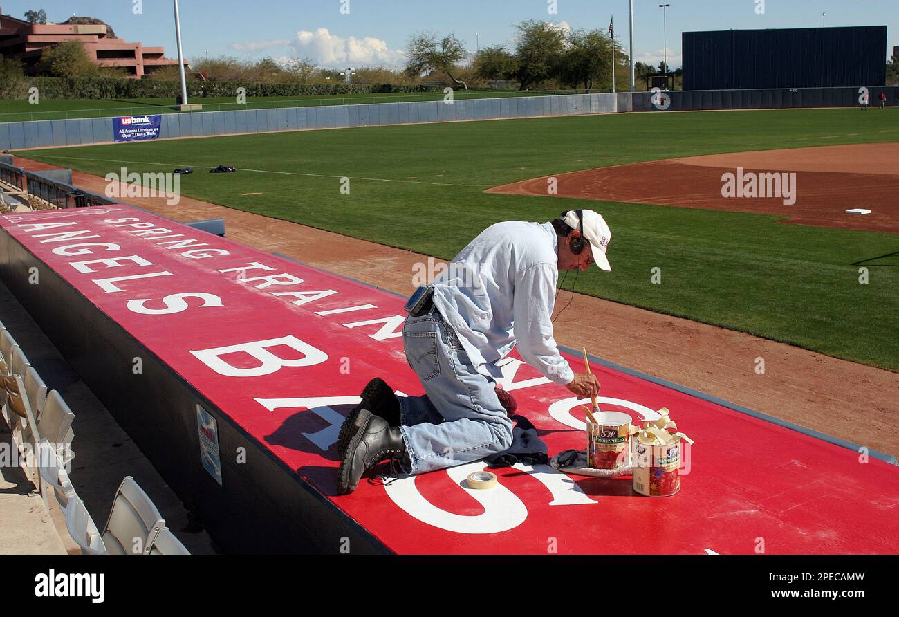 Sign painter Peter Martinez, of Phoenix, adds the finishing touches to ...
