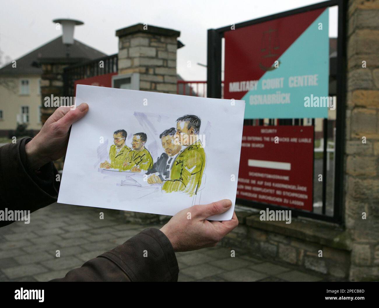 Der Gerichtsszeichner Guenther Roeder haelt seine Zeichnung der ...