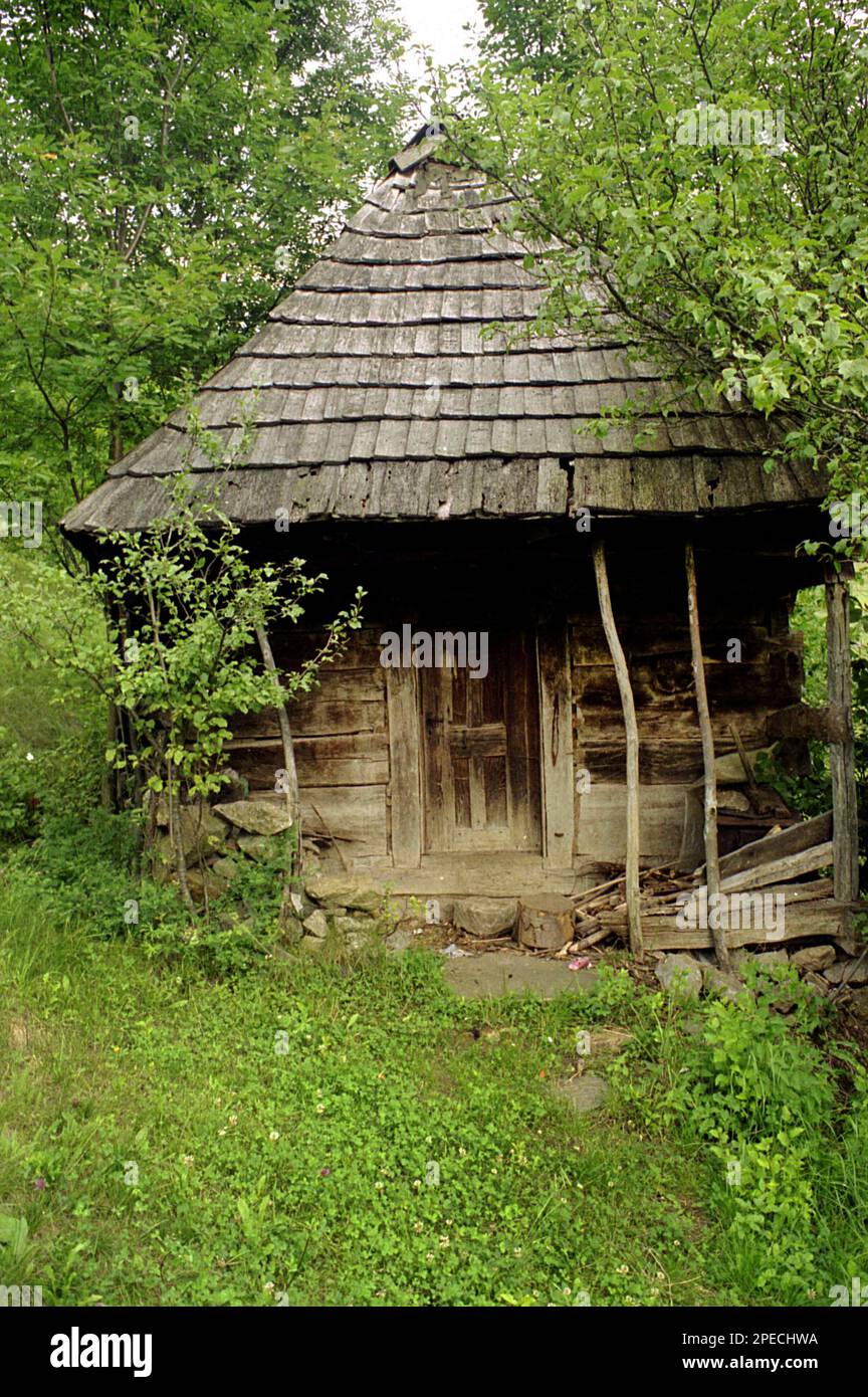Wooden shed with wooden shingles hi-res stock photography and images ...
