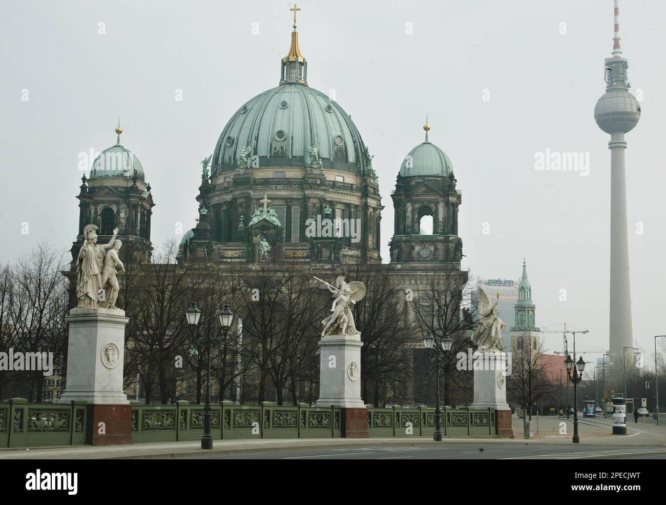 Der Berliner Dom am Dienstag, 22. Februar 2005, wird hundert Jahre alt ...